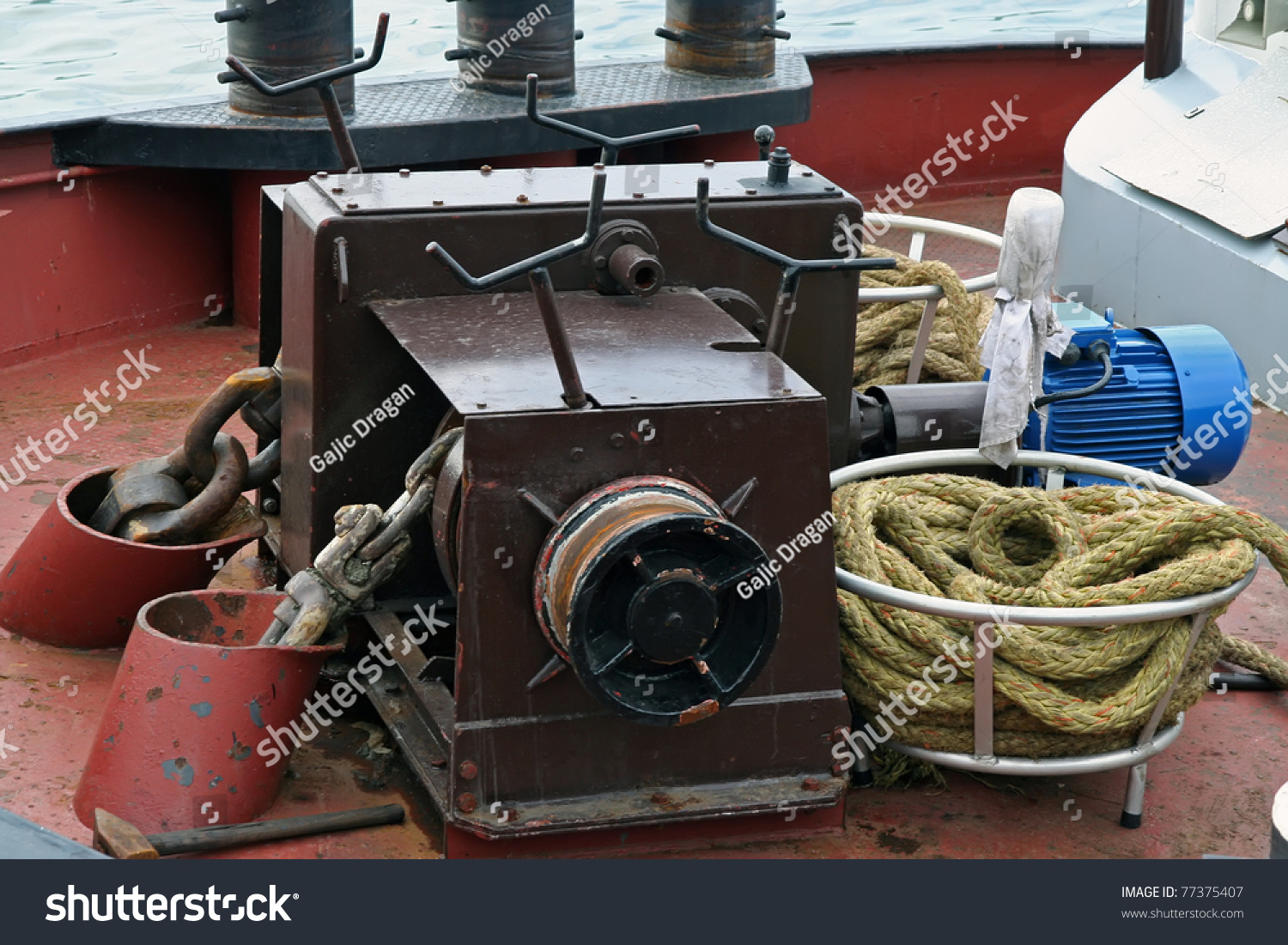 Cargo Barge Engine Anchor Engine: foto de stock (editar ahora) 77375407