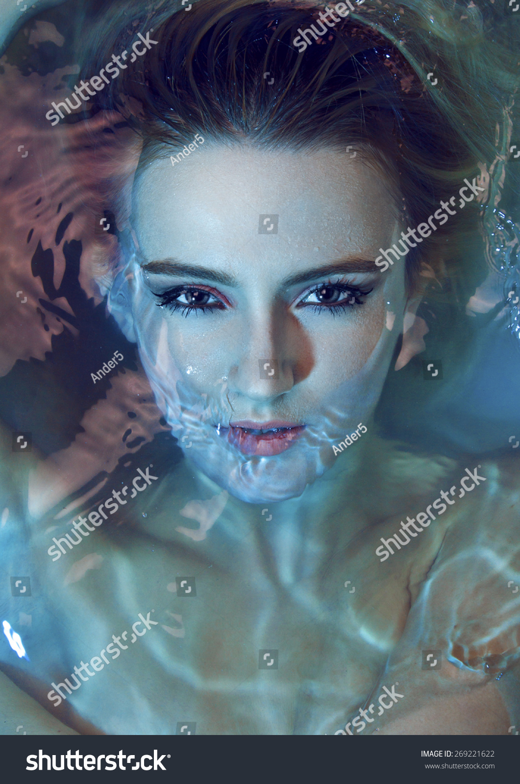 589 Naked Woman Underwater 图片、库存照片和矢量图 Shutterstock