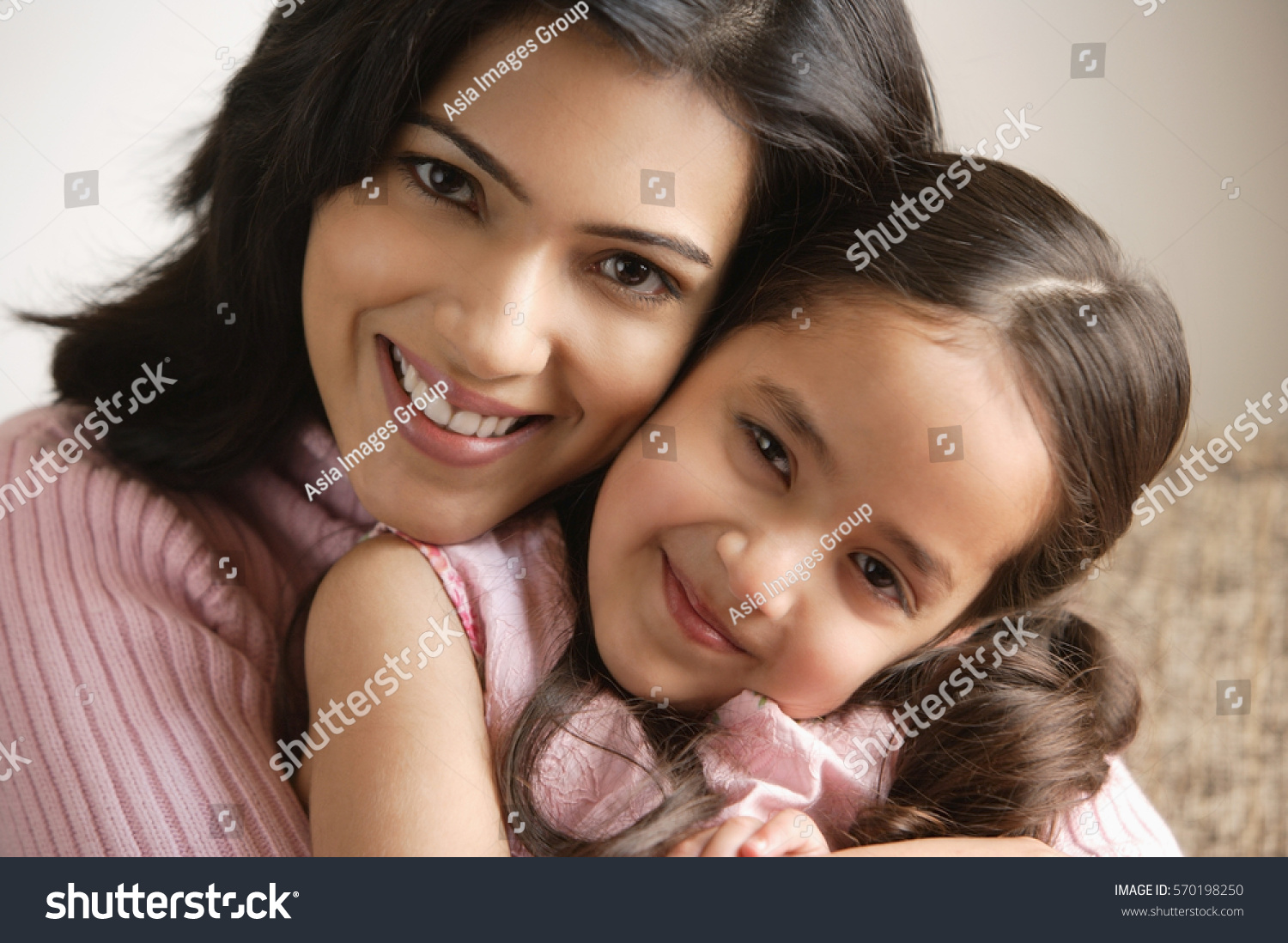 Close Mother Daughter Hugging Smiling Camera库存照片570198250 Shutterstock