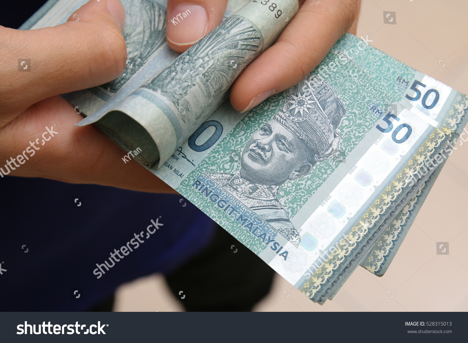 Counting Malaysian Ringgit Bank Notes Stock Photo 528315013 | Shutterstock