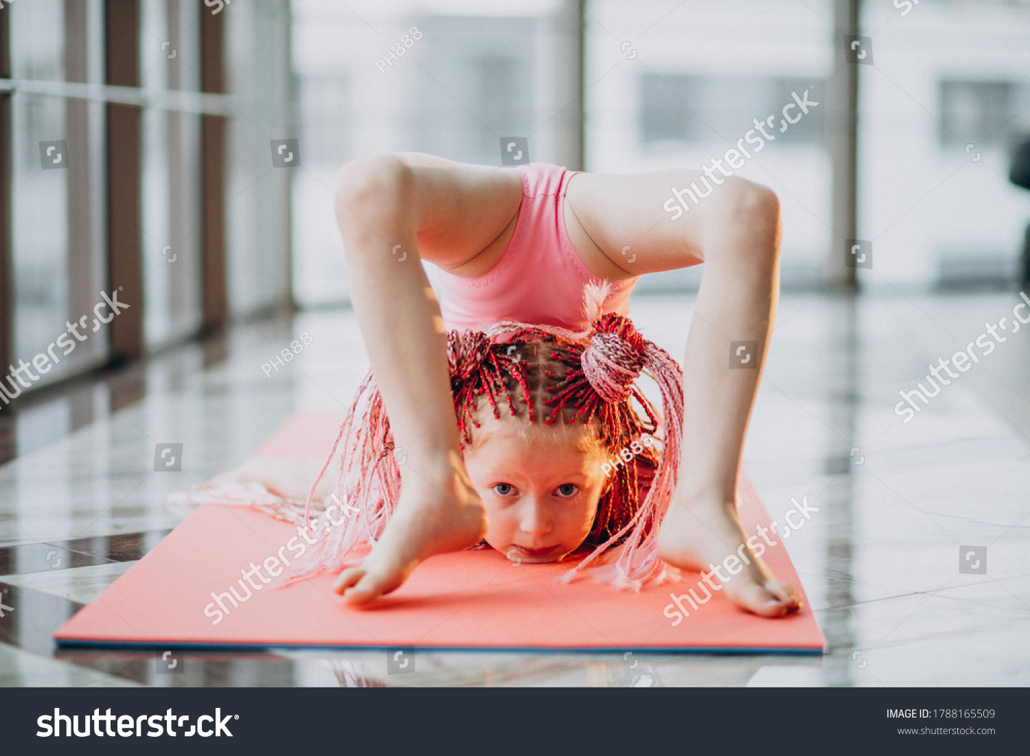 Niñita Linda Haciendo Gimnasia En El Foto De Stock 1788165509