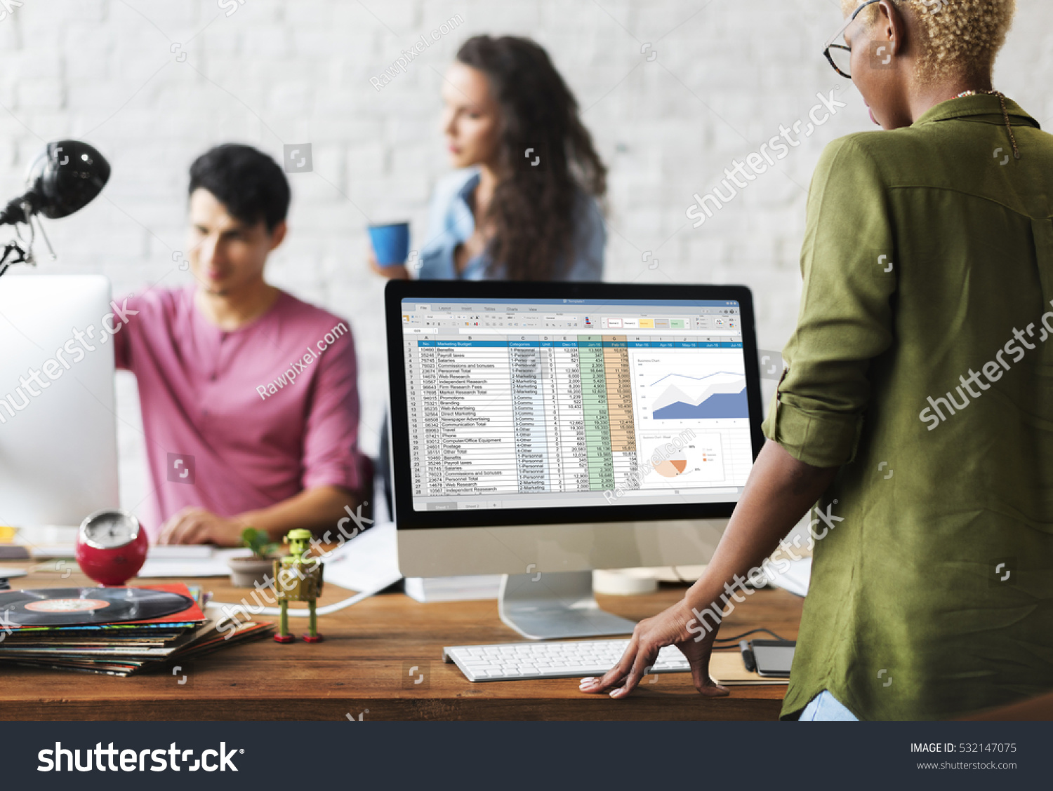 9,410 imágenes de Data analytics employee - Imágenes, fotos y vectores ...