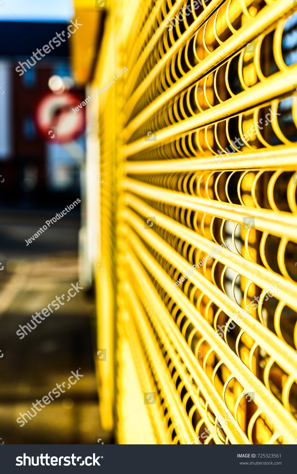 2 Shutterdoor Gambar Foto Stok And Vektor Shutterstock