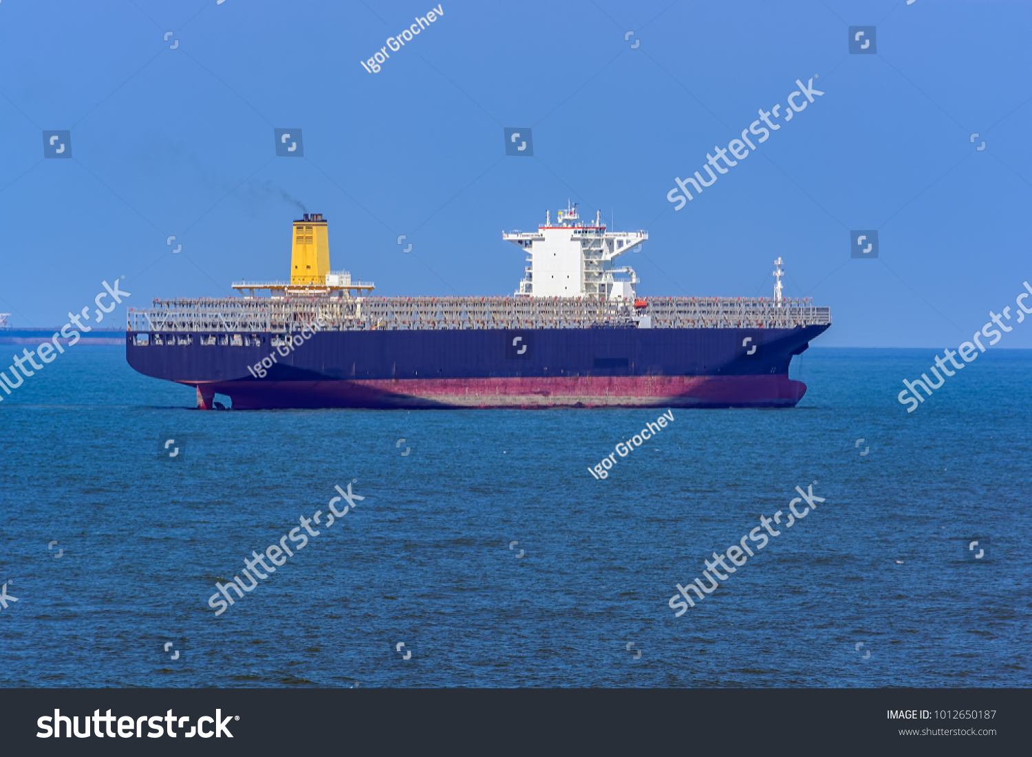 Empty Container Freighter Ship Waiting Loading Stock Photo 1012650187 ...