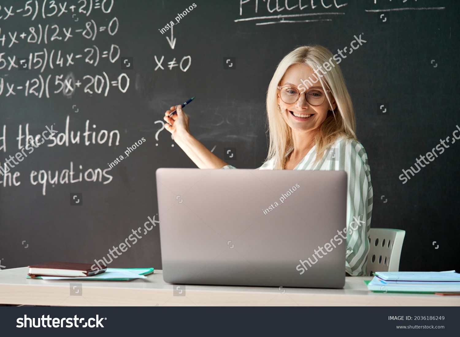 3095 Imágenes De Maestros Dando Clases A Adultos Imágenes Fotos Y Vectores De Stock