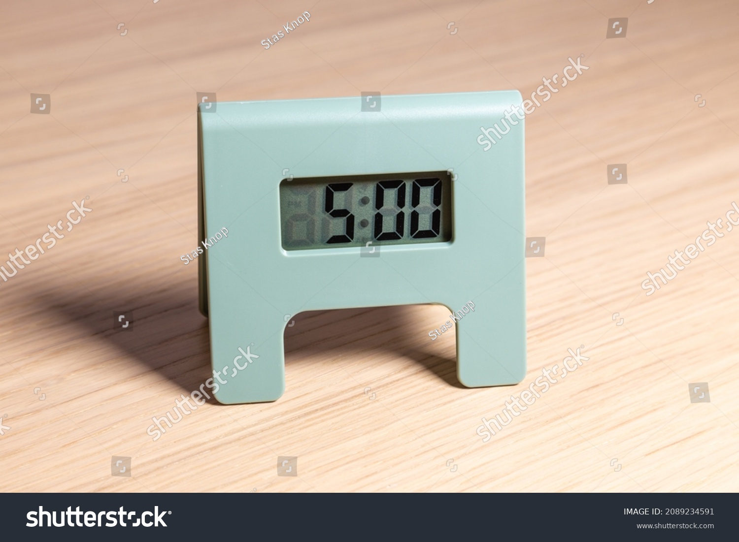 Five Oclock On Electronic Clock库存照片2089234591 | Shutterstock