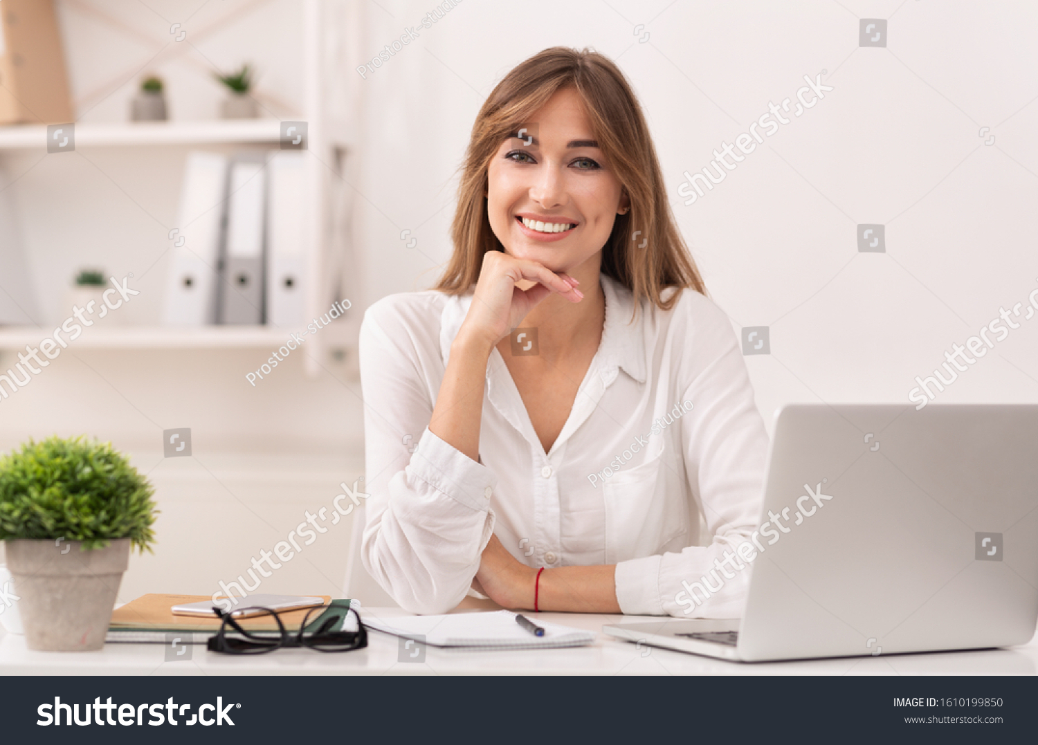 Happy Businessswoman Sitting Laptop Smiling Camera Foto De Stock