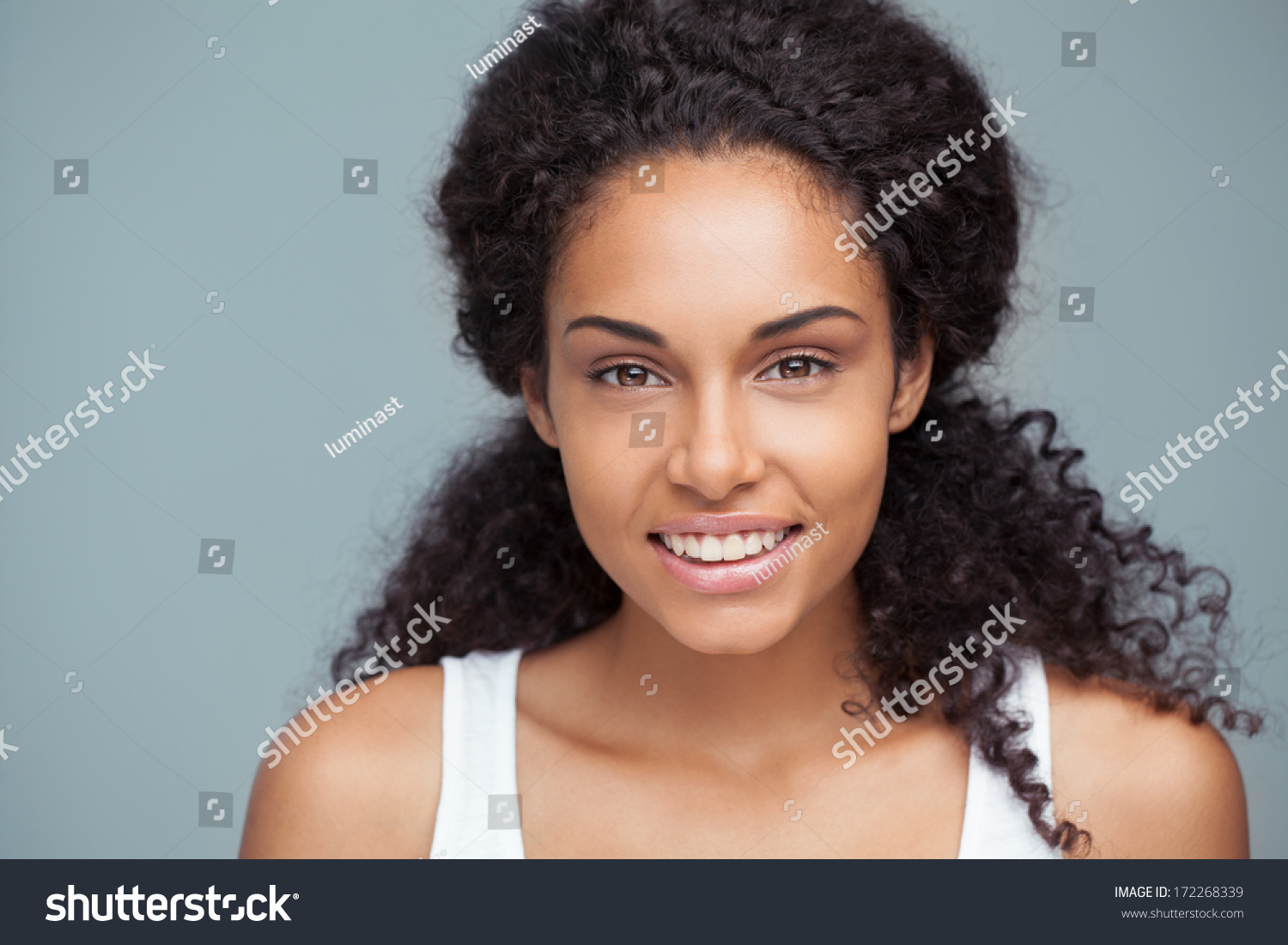 Indoor Portrait Beautiful Smiling African Woman Foto Stock 172268339