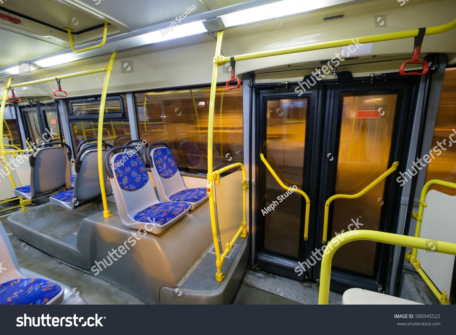 Zdjęcie stockowe „Interior Modern City Bus Seats Doors” (580945522 ... Zdjęcie stockowe „Interior Modern City Bus Seats Doors” (580945522 ...