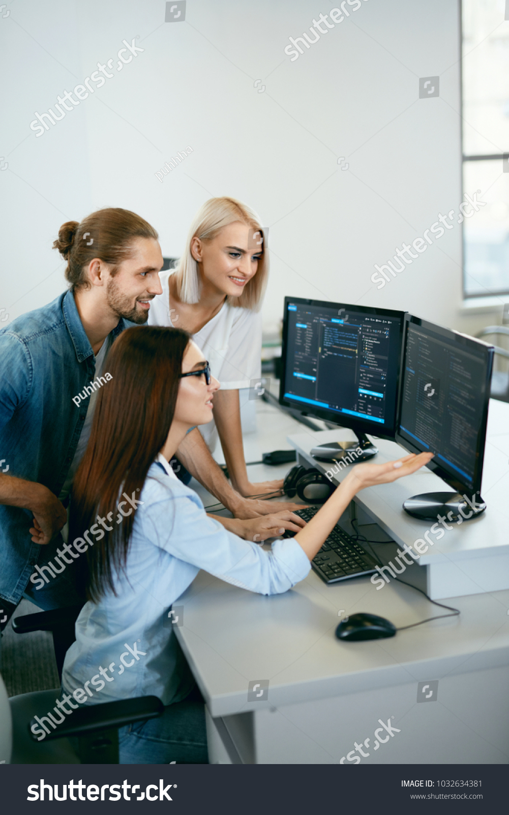Team Working Office People Programming On Foto stock 1032634381 | Shutterstock