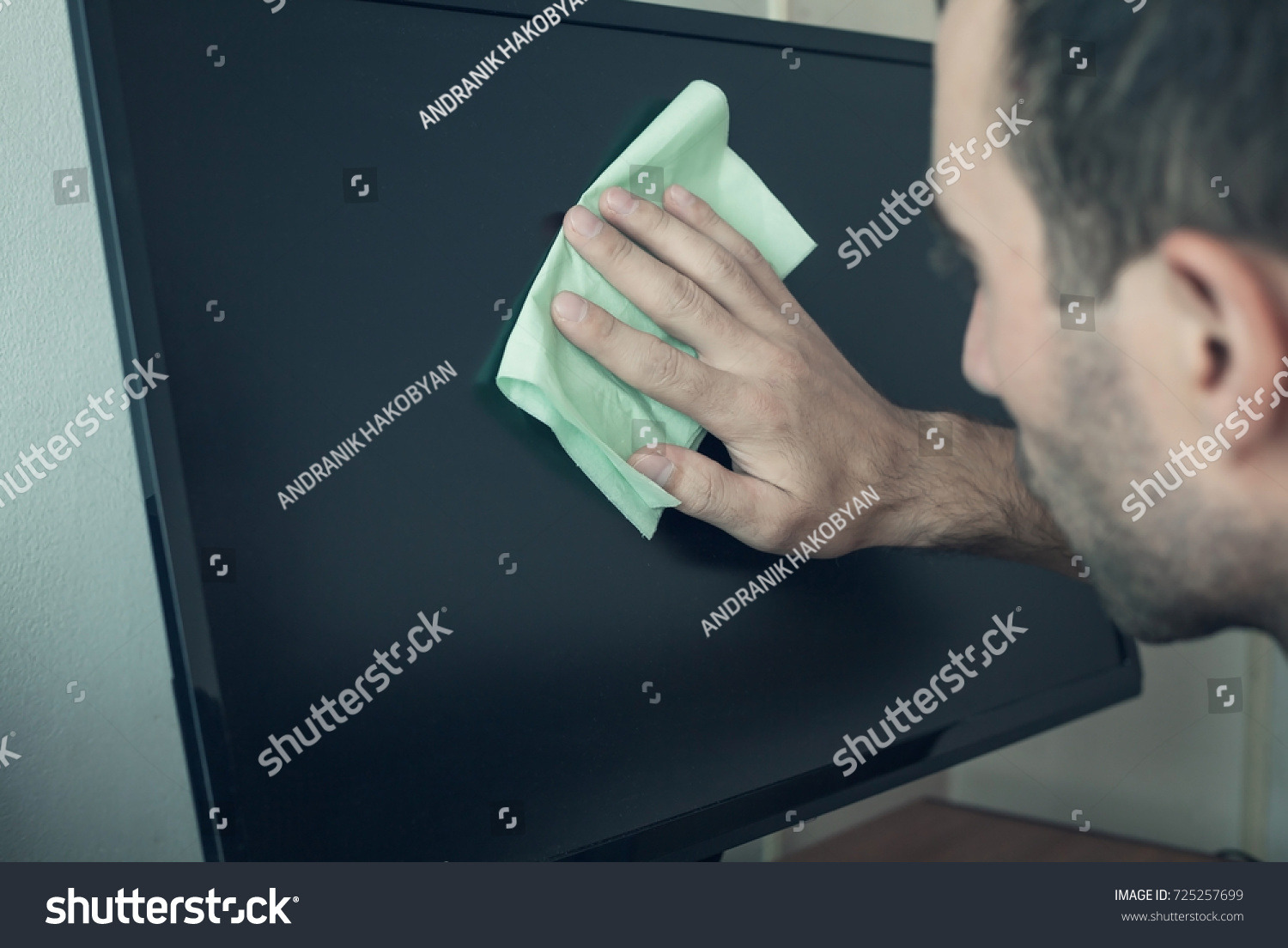 Man Cleaning Computer Screen Foto de stock 725257699 | Shutterstock