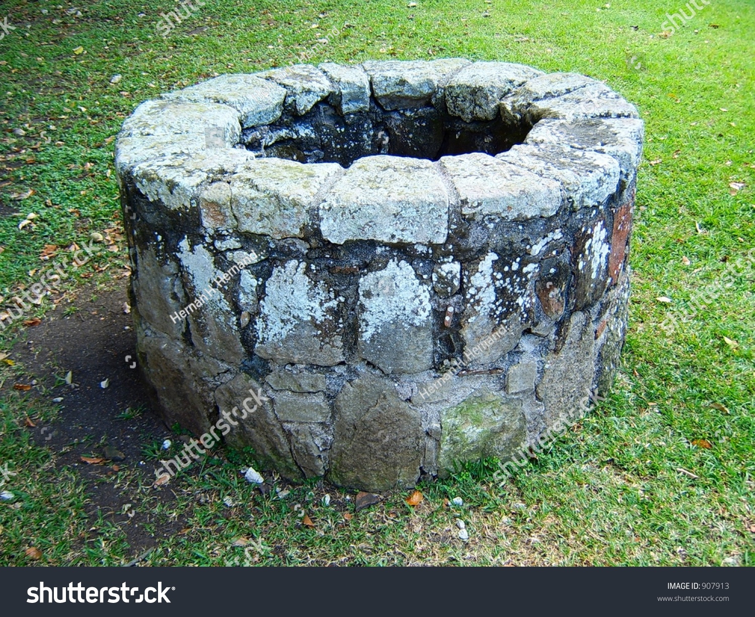 Old Well Stock Photo 907913 | Shutterstock