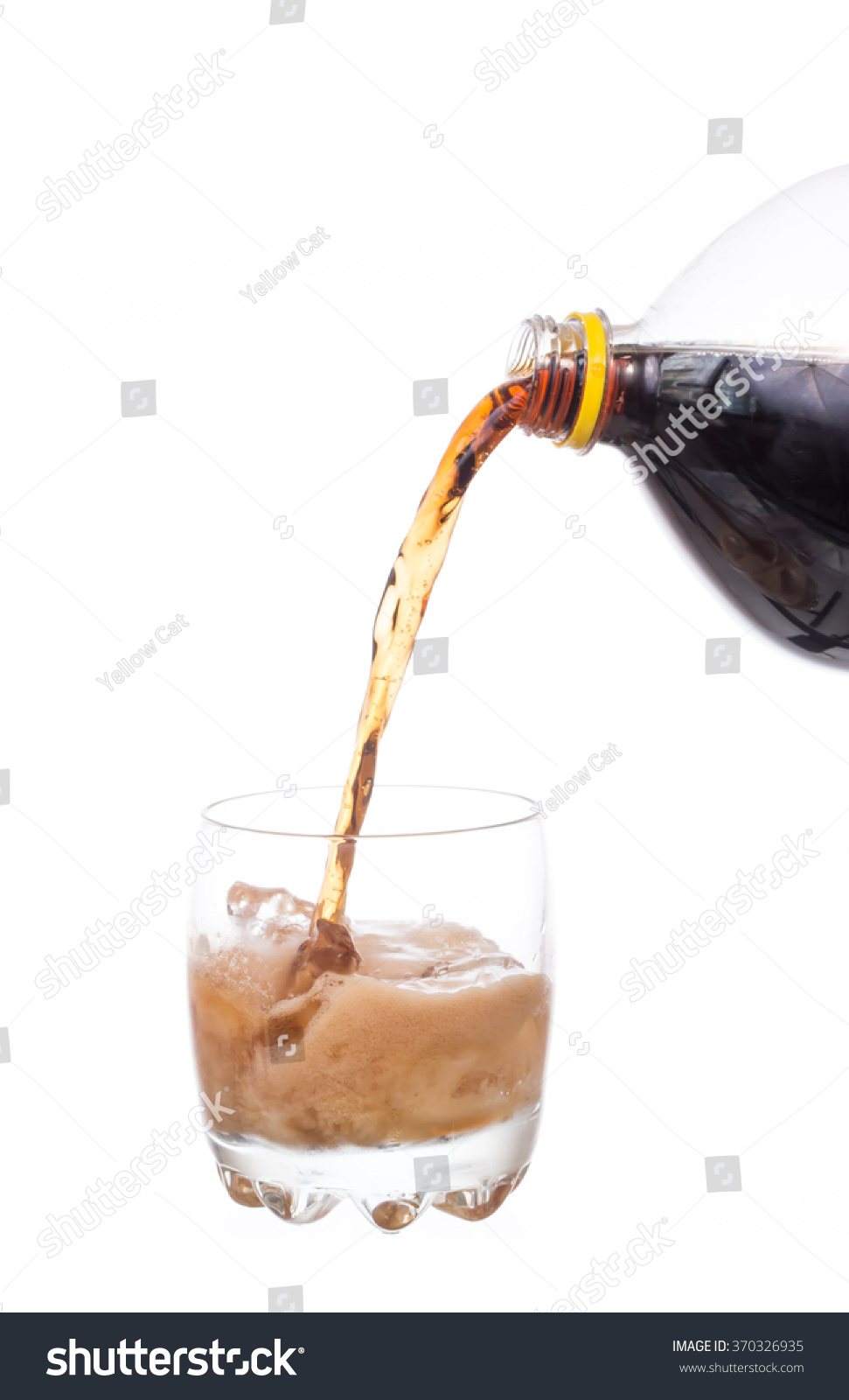 Pouring Coca Cola Splash Into Glass Foto De Stock 370326935 Shutterstock