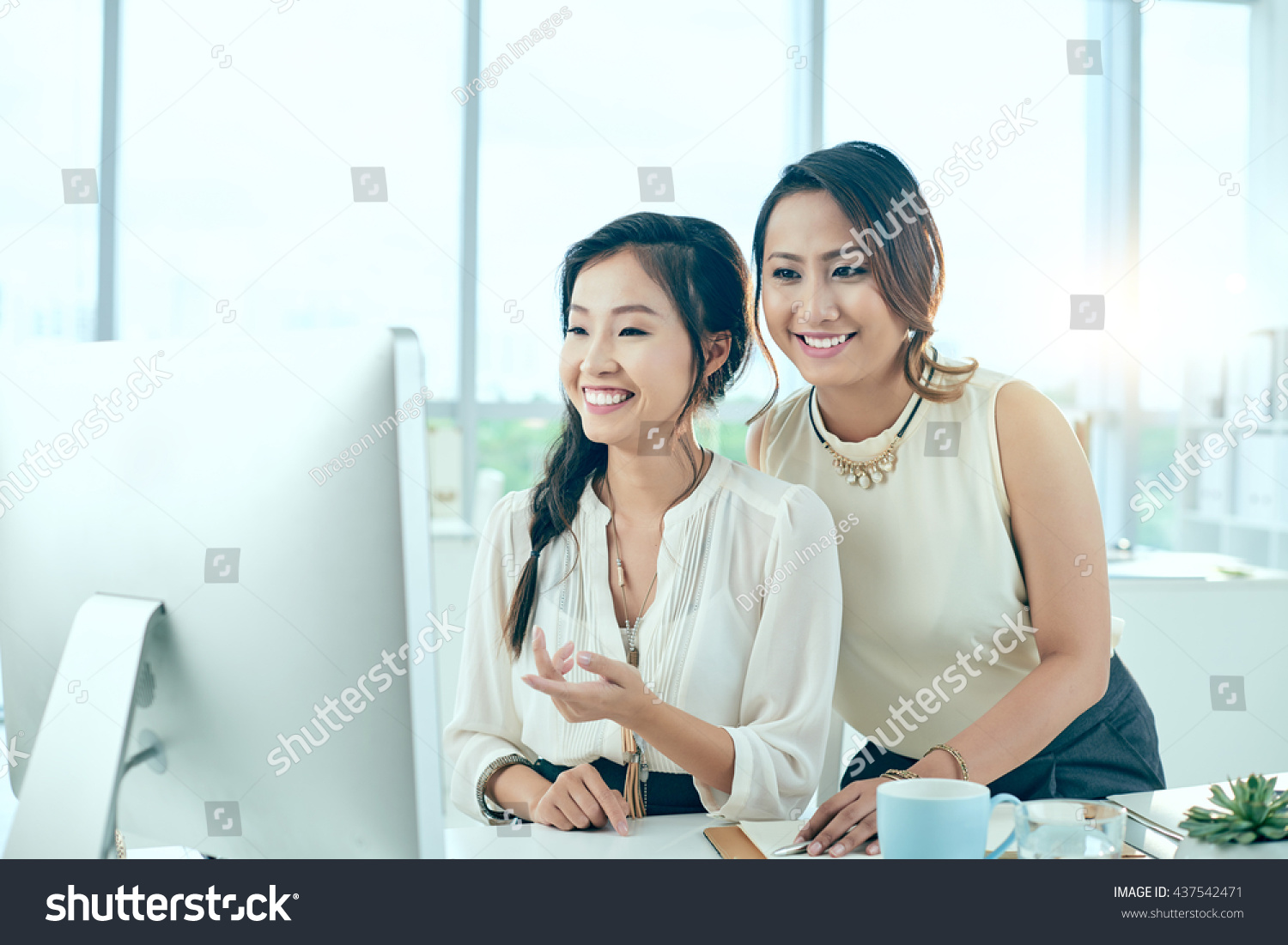 Presentation On Computer ภาพสต็อก 437542471 | Shutterstock