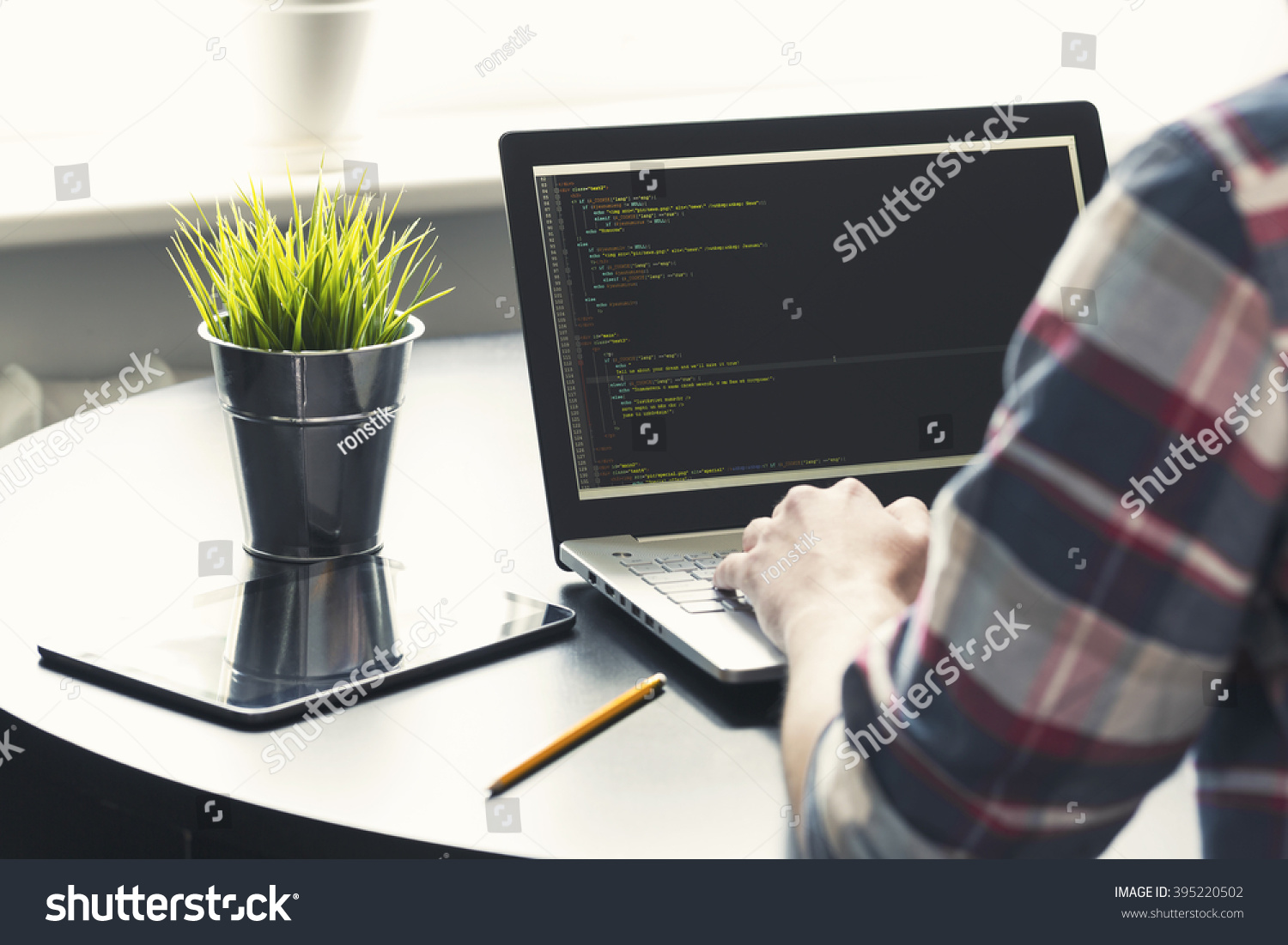 programador trabajando en laptop en la: foto de stock (editar ahora ...