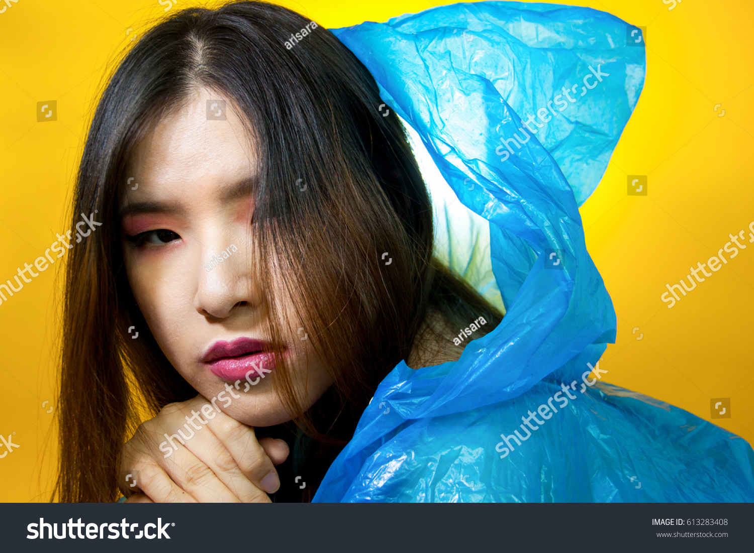 Sexy Asian Woman Wears Rain Coat Foto De Stock 613283408 Shutterstock