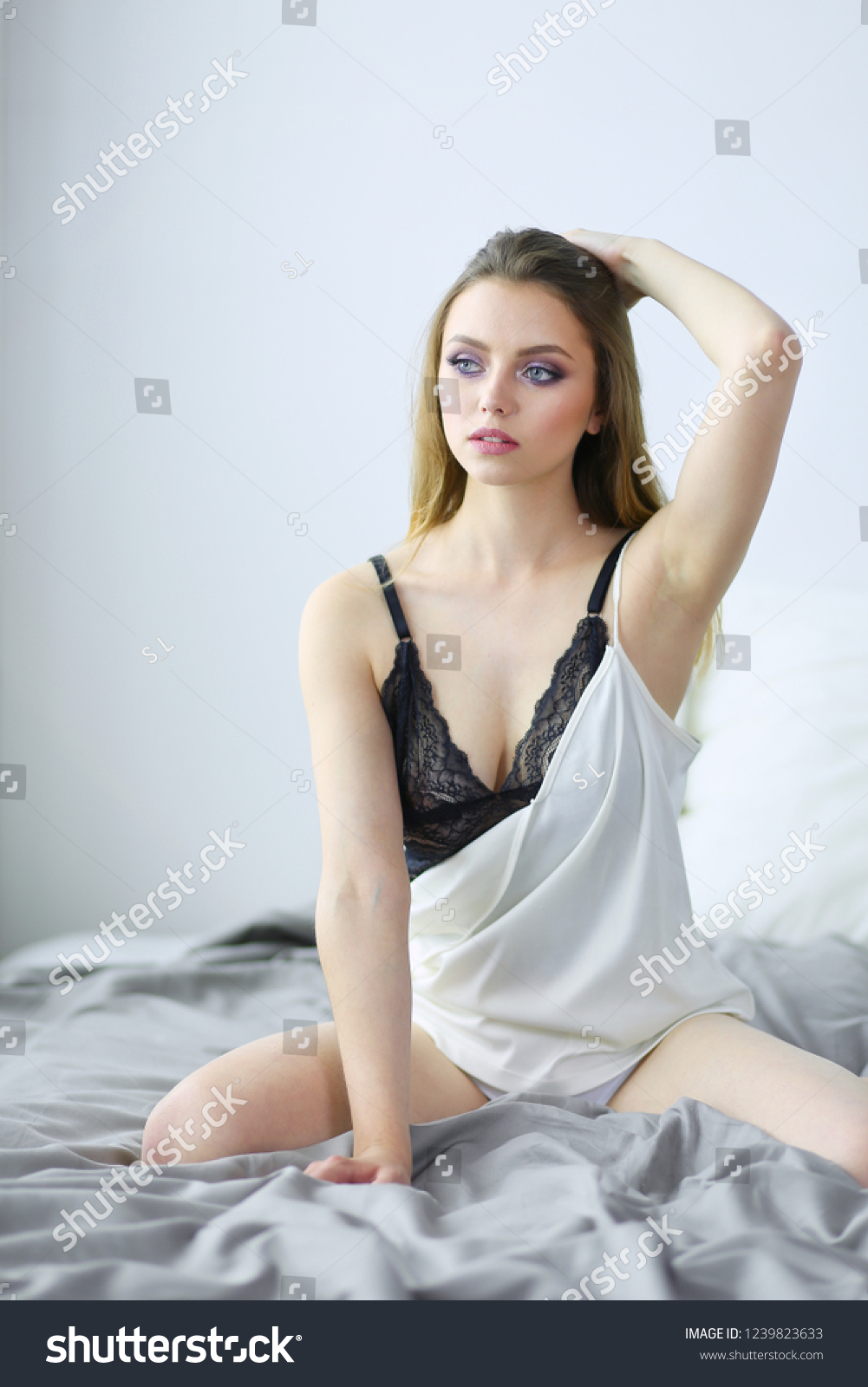 Sexy Fashionable Woman On Bed Foto De Stock 1239823633 Shutterstock