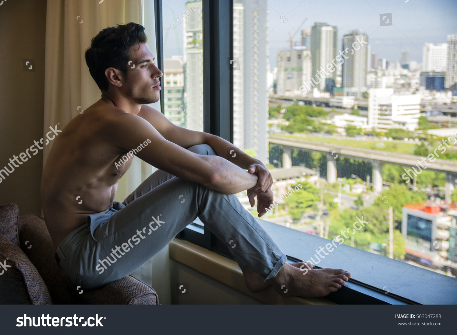 Sexy Handsome Young Man Sitting Shirtless Stockfoto 563047288 ... Sexy Handsome Young Man Sitting Shirtless Stockfoto 563047288 ...