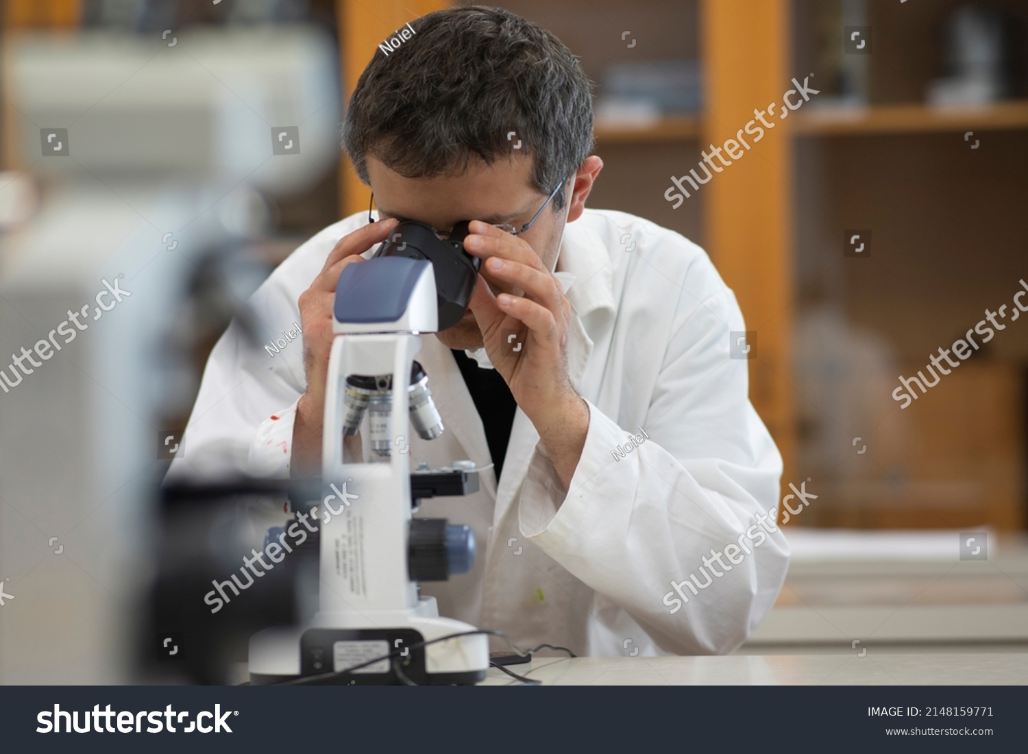 Person using microscope : 6 851 images, photos et images vectorielles ...