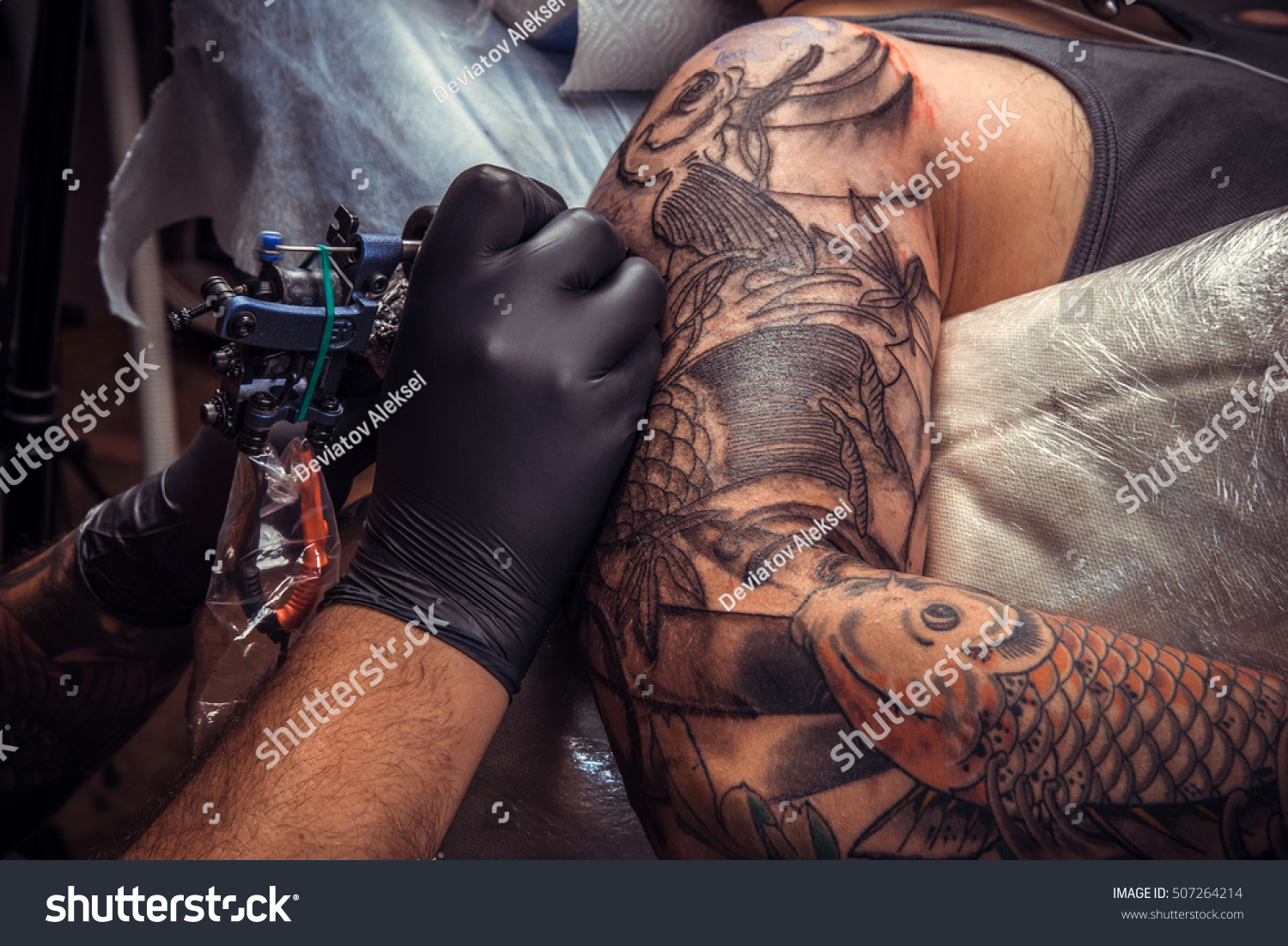 Artista tatuador haciendo tatuajes en salón: foto de stock (editar ... Artista tatuador haciendo tatuajes en salón: foto de stock (editar ...