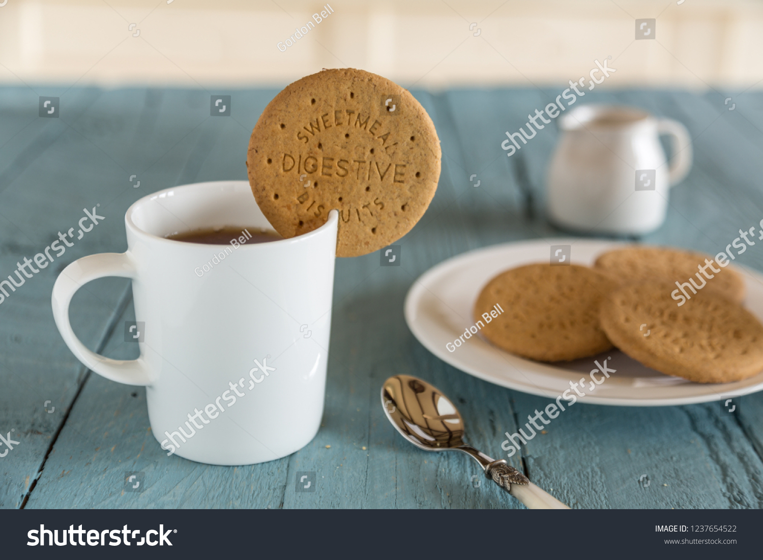 684 Biscuit dunking Images, Stock Photos & Vectors | Shutterstock