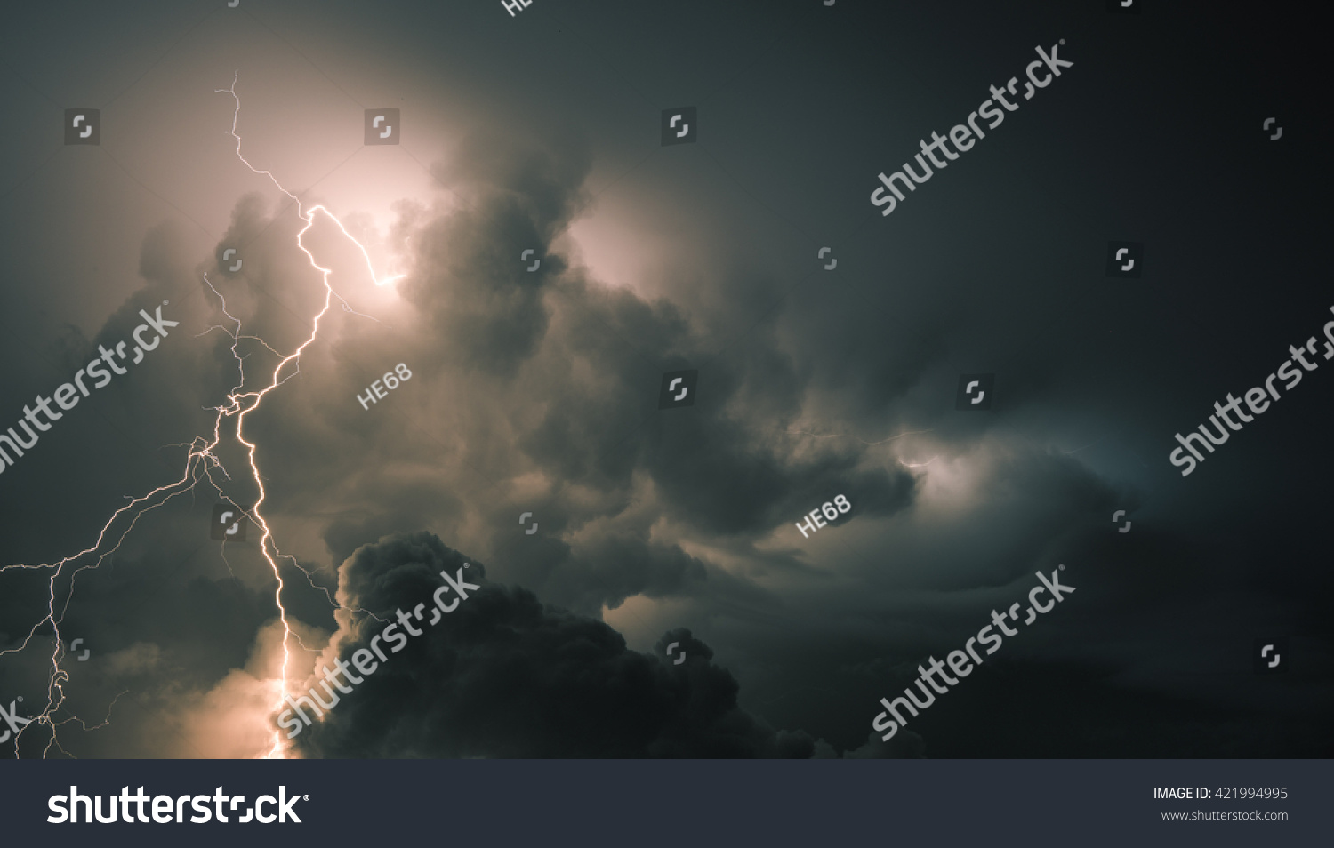 105,099 Storm clouds with lightning Images, Stock Photos & Vectors ...