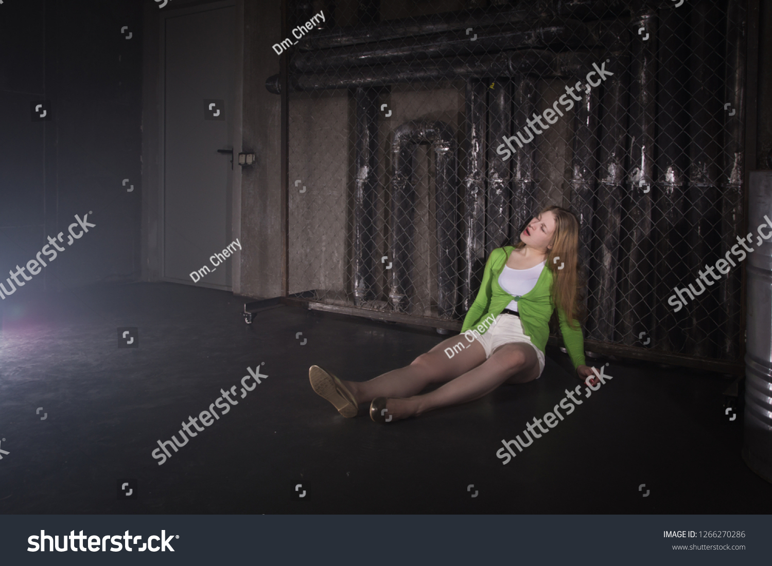 Triller Film Lifeless Unconscious Woman Lying Foto De Stock Editar