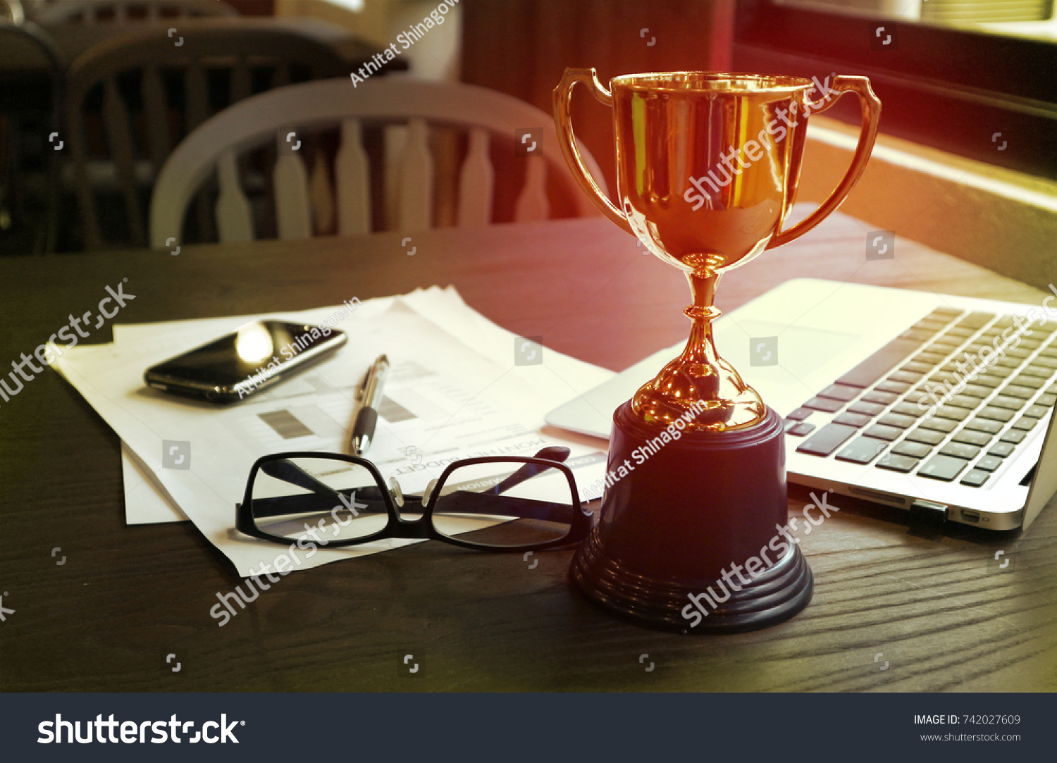 1,717 imágenes de Trophy desk - Imágenes, fotos y vectores de stock ...