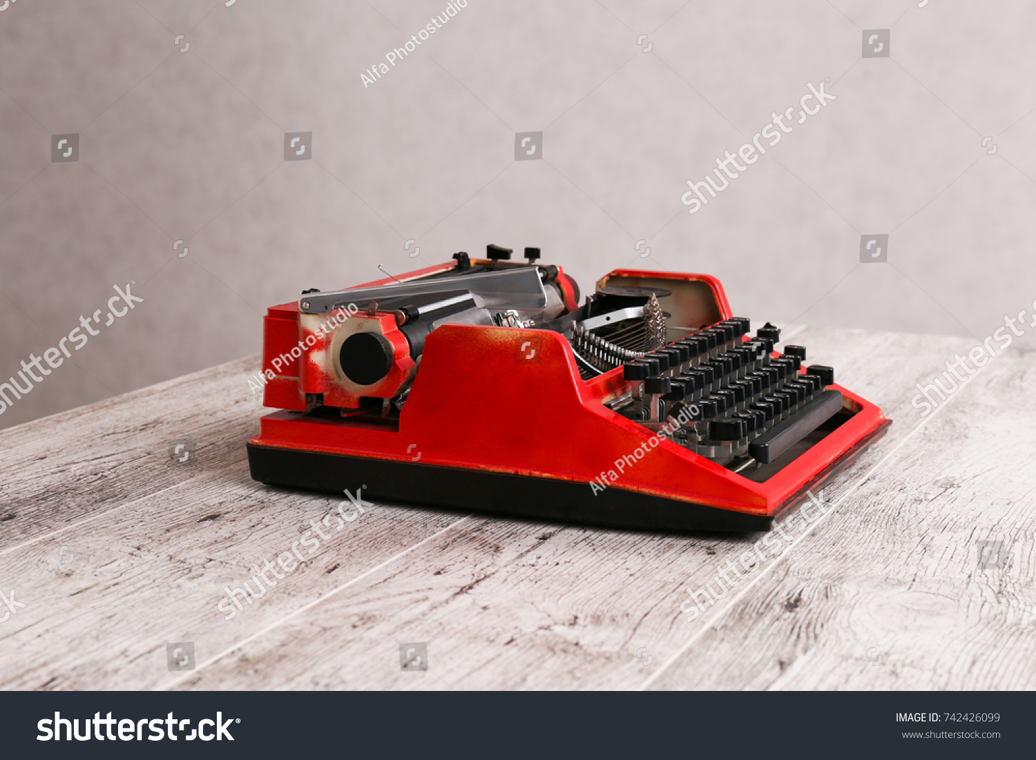 Typewriter Side View Inside Stock Photo 742426099 | Shutterstock