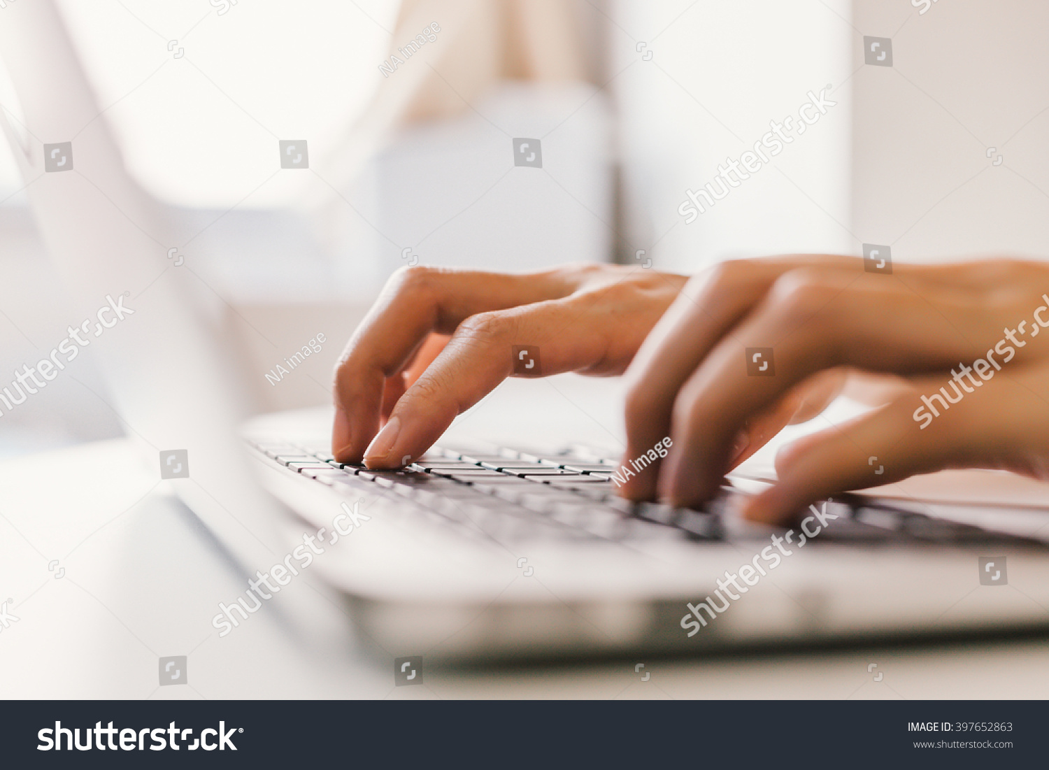 837.575 Typing computer Bilder, Stockfotos und Vektorgrafiken ...
