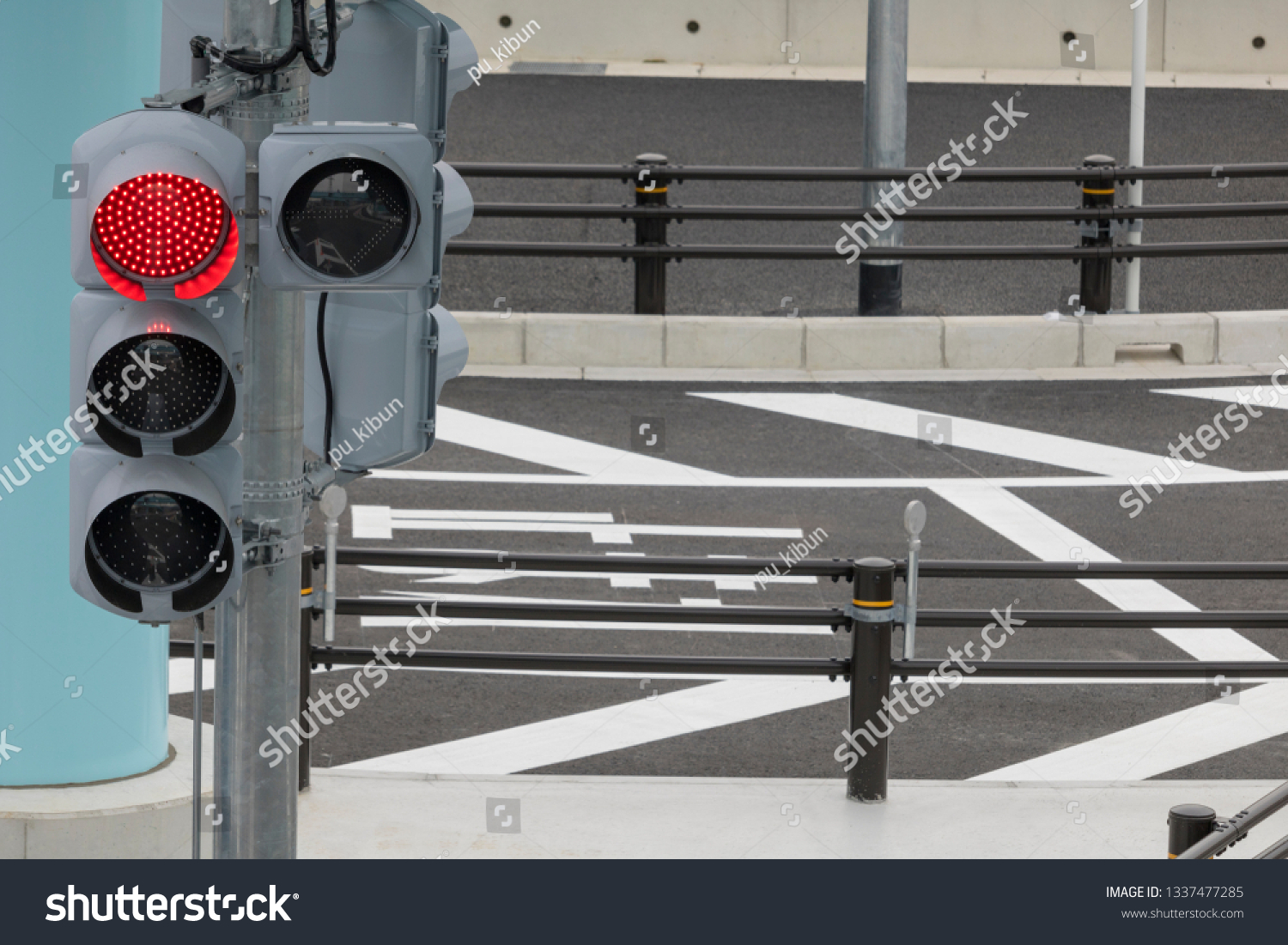 Vertical Traffic Light Intersection Stock Photo 1337477285 | Shutterstock