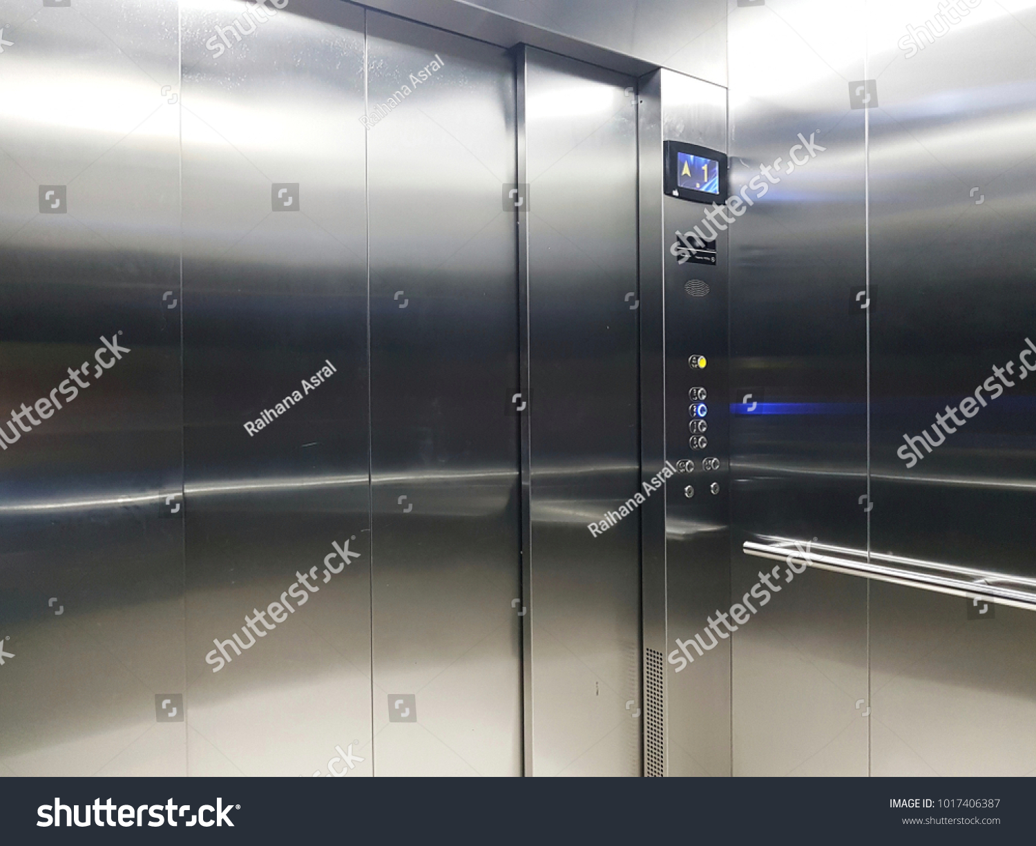 Ver dentro de un ascensor o Foto de stock 1017406387 | Shutterstock