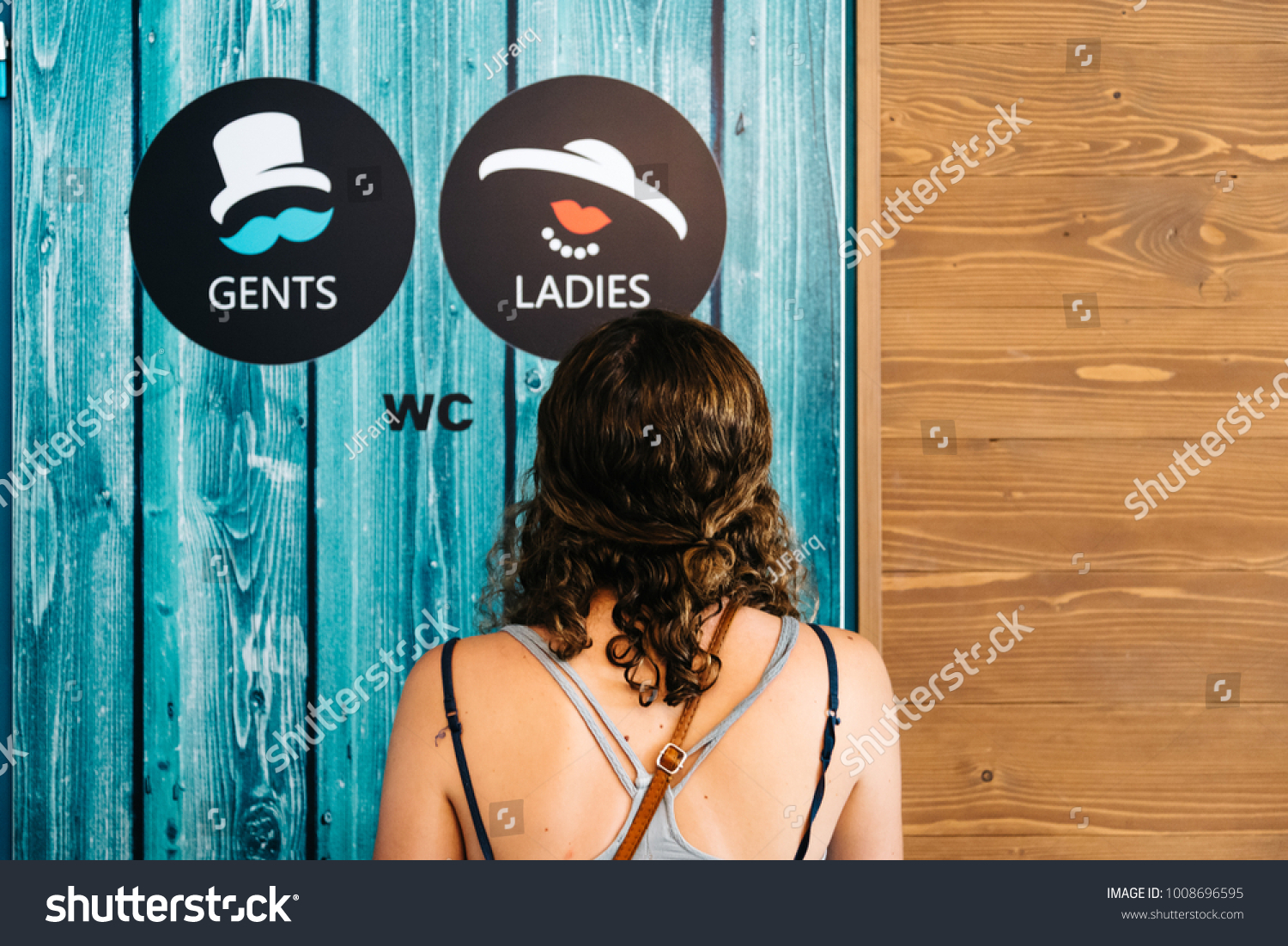 28687 Imágenes De Girl Public Toilet Imágenes Fotos Y Vectores De Stock Shutterstock