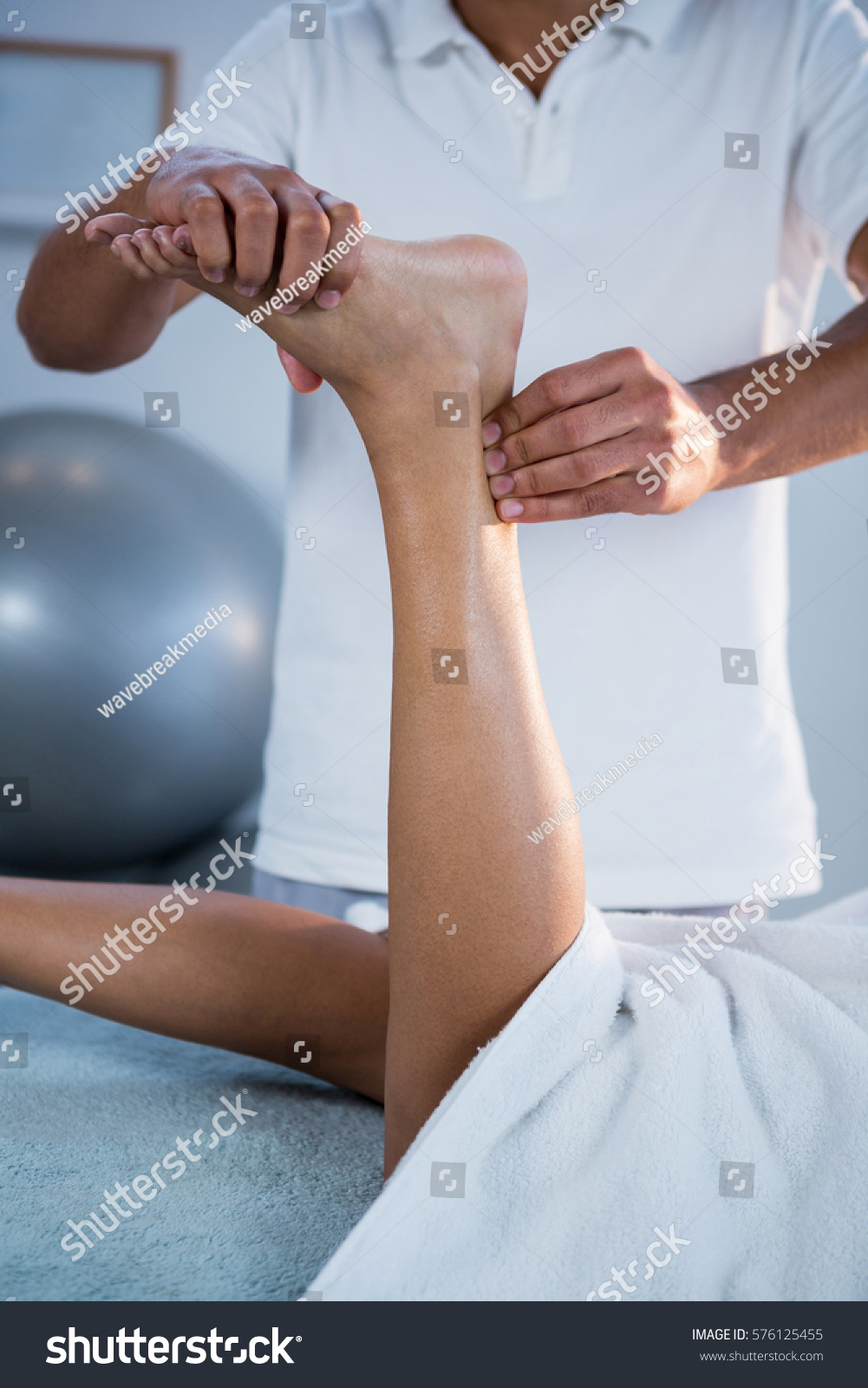 Woman Receiving Foot Massage Physiotherapist Clinic库存照片576125455