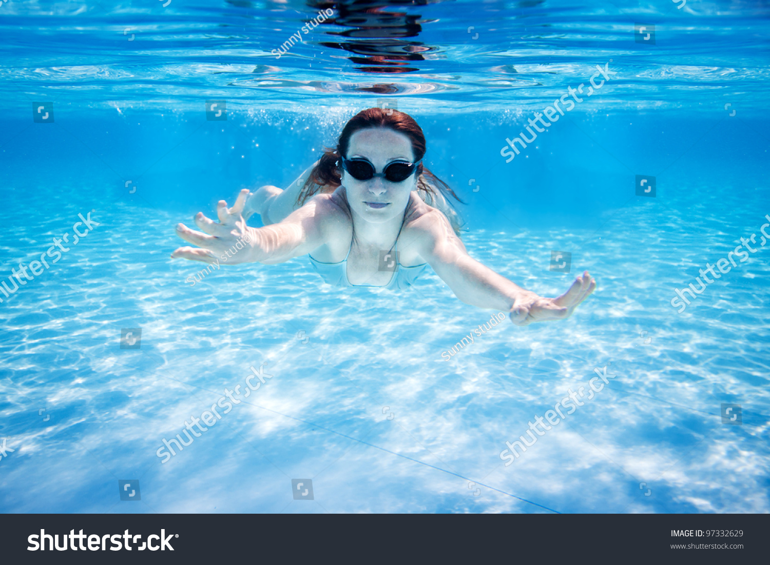 Photo De Stock Woman Swimming Underwater Pool Summer Vacations 97332629