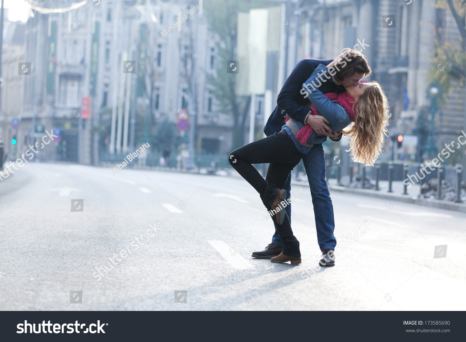 511 Couple Kissing Full Body Snímků Stock Fotografií A Vektorů Shutterstock